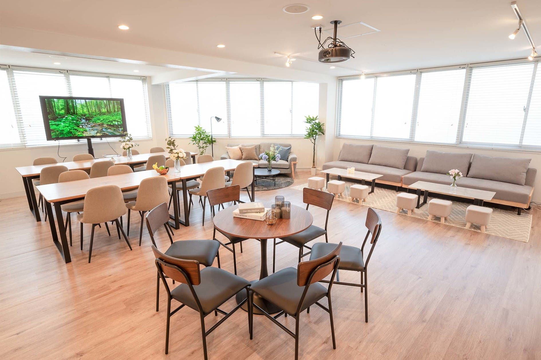 【秋葉原駅から5分】最大150㌅投影可・65㌅ディスプレイ/24時間・着席35名/超広い/パーティ・歓送迎会の写真7