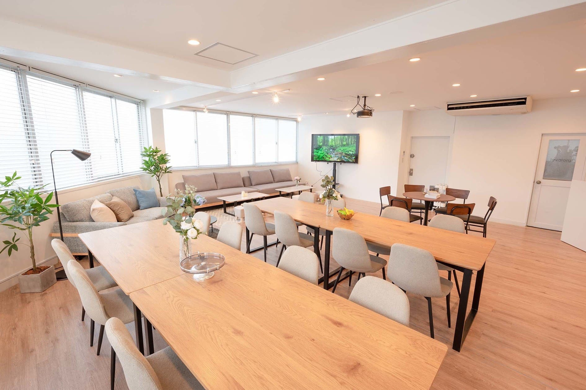 【秋葉原駅から5分】最大150㌅投影可・65㌅ディスプレイ/24時間・着席35名/超広い/パーティ・歓送迎会の写真9