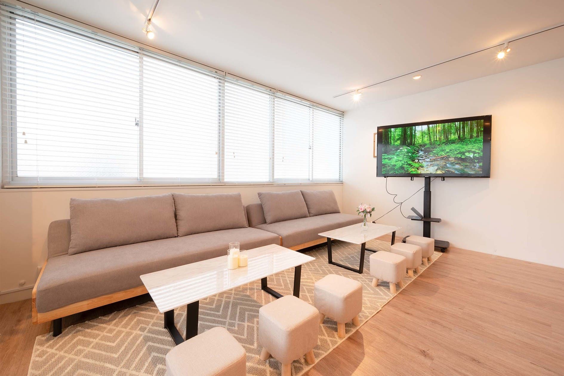 【秋葉原駅から5分】最大150㌅投影可・65㌅ディスプレイ/24時間・着席35名/超広い/パーティ・歓送迎会の写真13