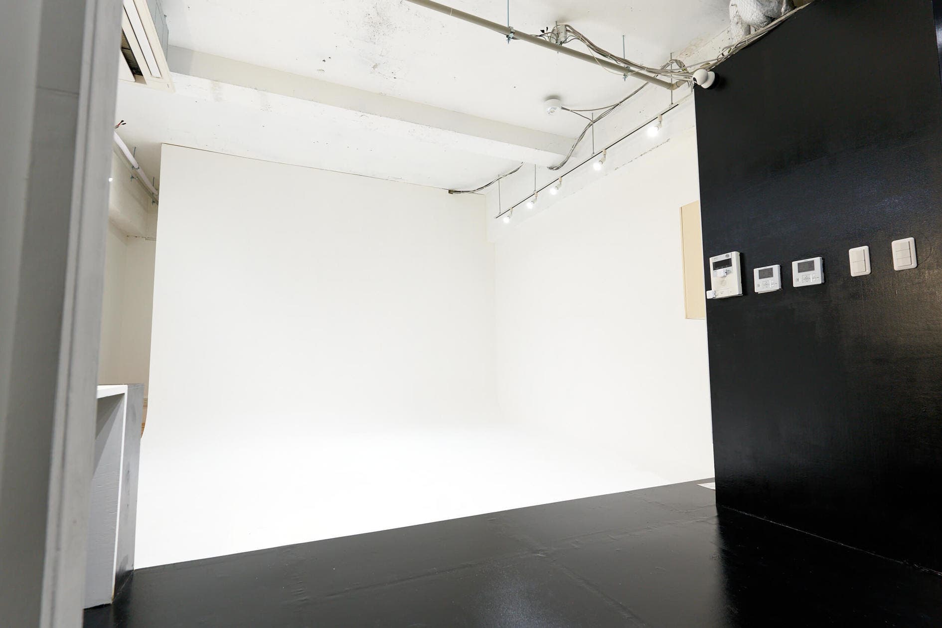 JR「川崎」駅から徒歩10分｜白ホリと黒背景が使える無料機材が豊富に揃った格安レンタル撮影スタジオの写真4