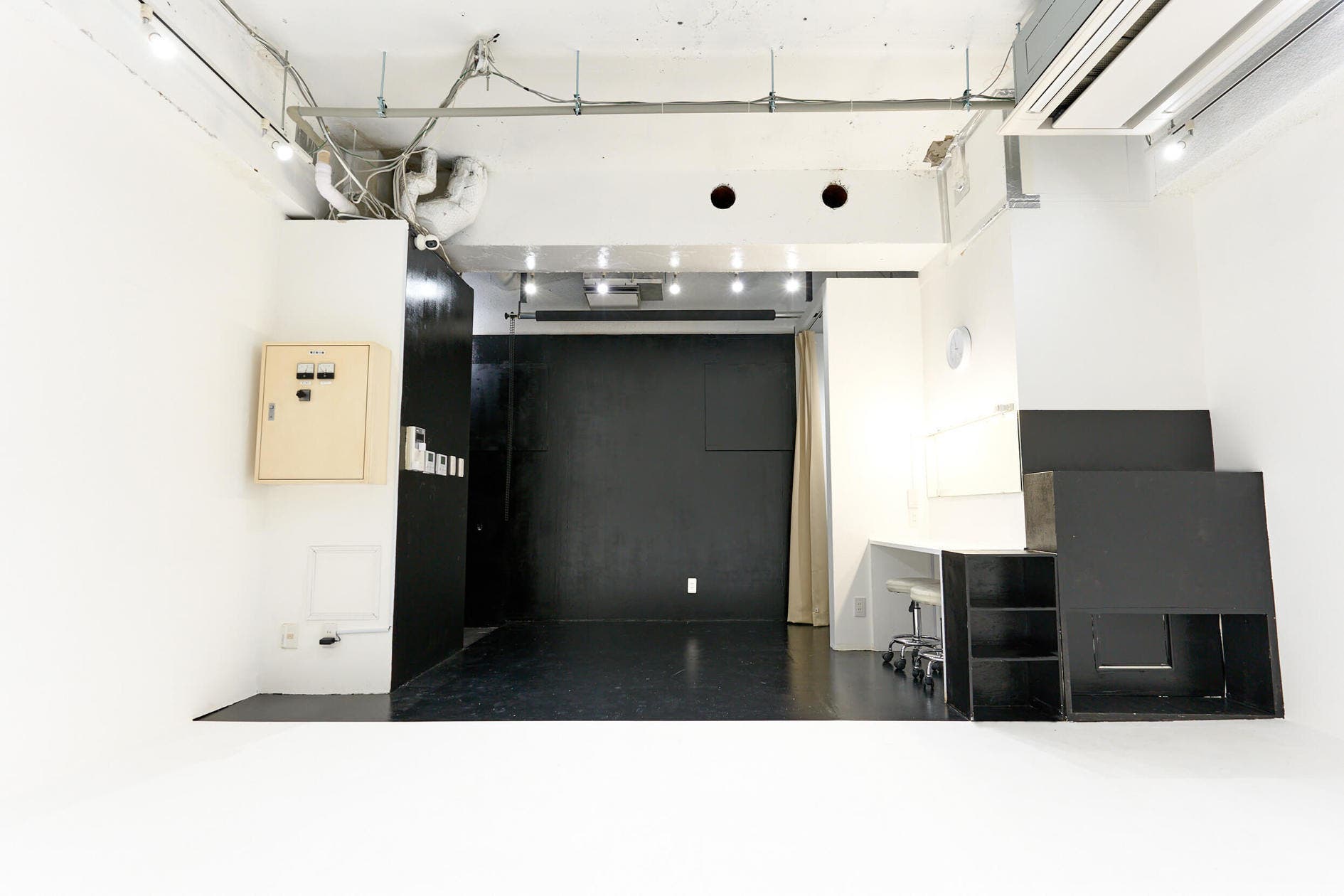 JR「川崎」駅から徒歩10分｜白ホリと黒背景が使える無料機材が豊富に揃った格安レンタル撮影スタジオの写真7