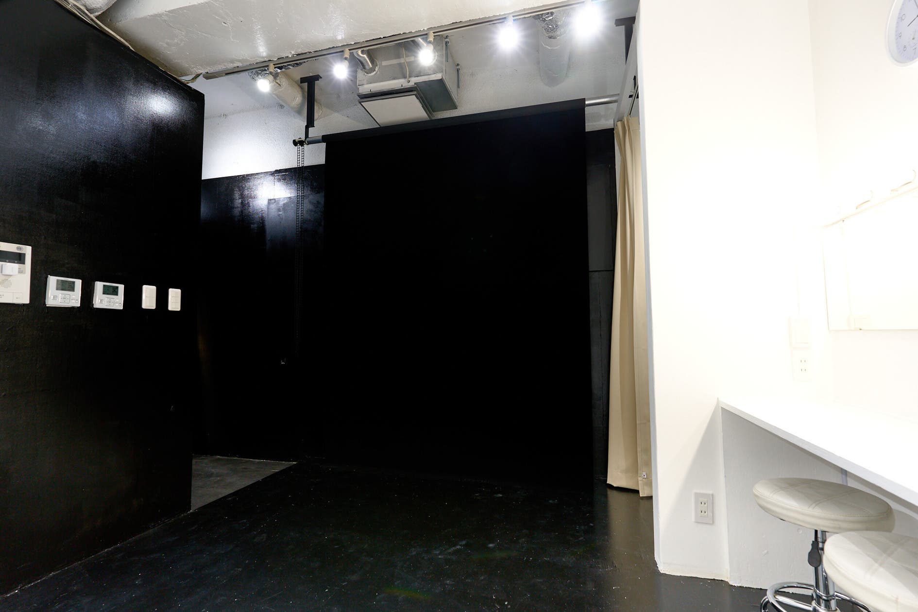 JR「川崎」駅から徒歩10分｜白ホリと黒背景が使える無料機材が豊富に揃った格安レンタル撮影スタジオの写真8