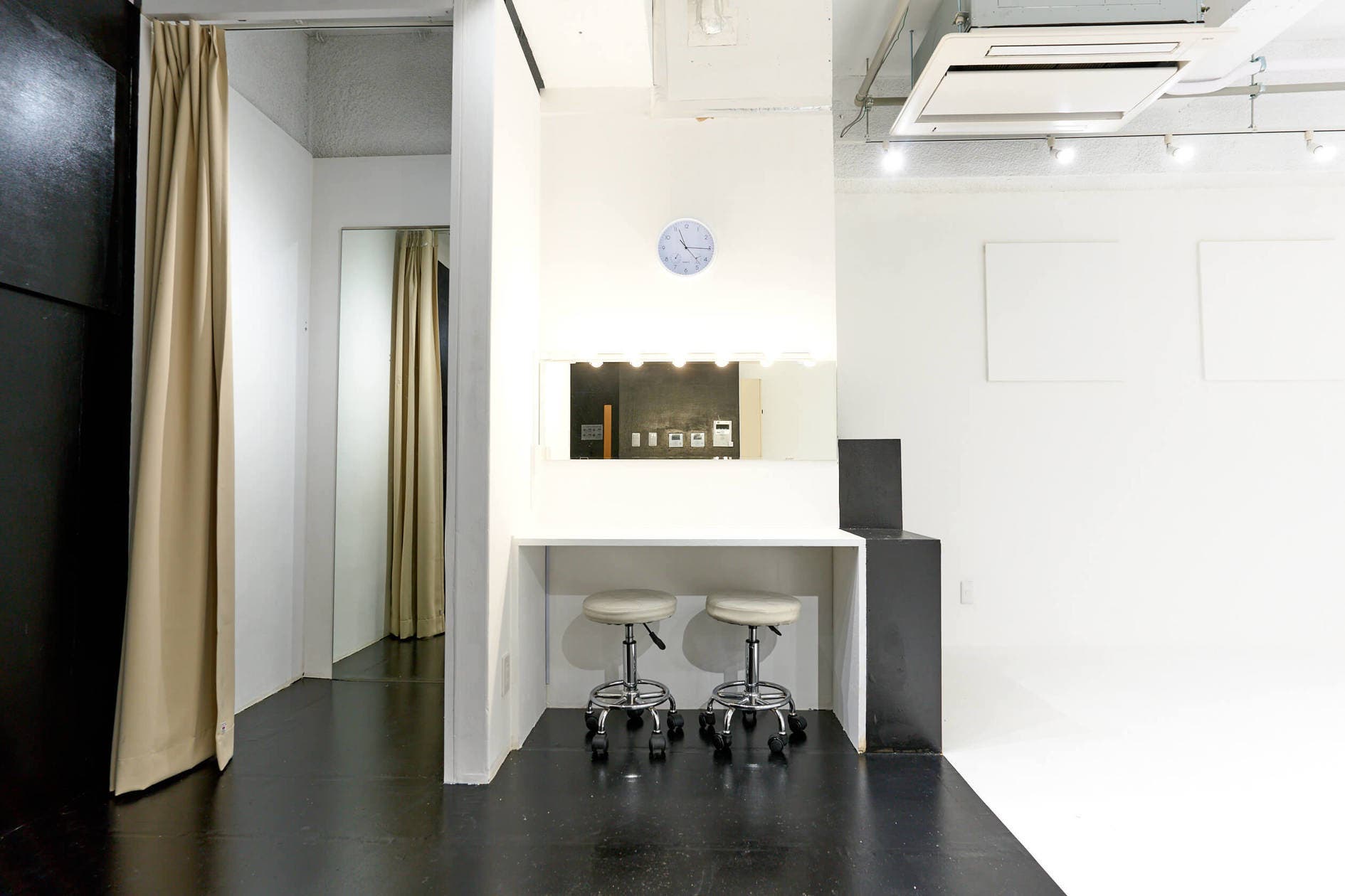 JR「川崎」駅から徒歩10分｜白ホリと黒背景が使える無料機材が豊富に揃った格安レンタル撮影スタジオの写真9