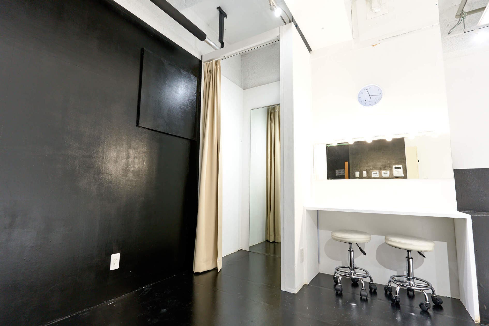 JR「川崎」駅から徒歩10分｜白ホリと黒背景が使える無料機材が豊富に揃った格安レンタル撮影スタジオの写真10