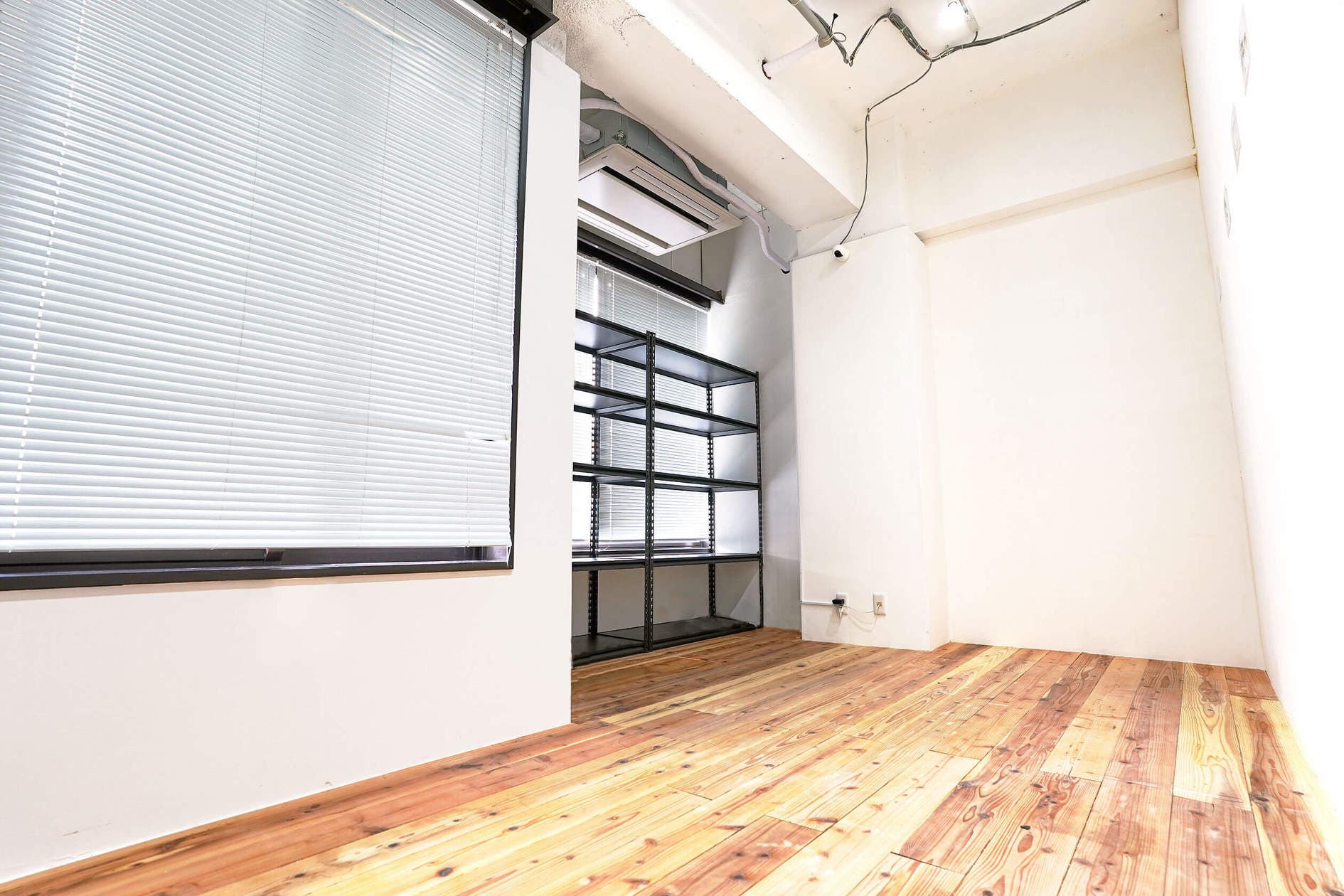 JR「川崎」駅から徒歩10分｜白ホリと黒背景が使える無料機材が豊富に揃った格安レンタル撮影スタジオの写真11