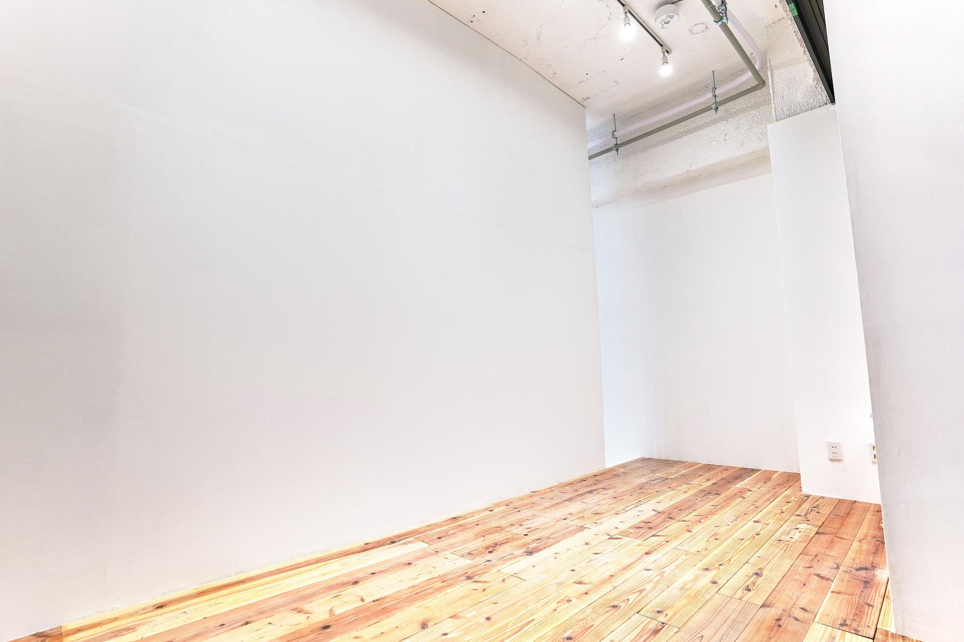 JR「川崎」駅から徒歩10分｜白ホリと黒背景が使える無料機材が豊富に揃った格安レンタル撮影スタジオの写真12