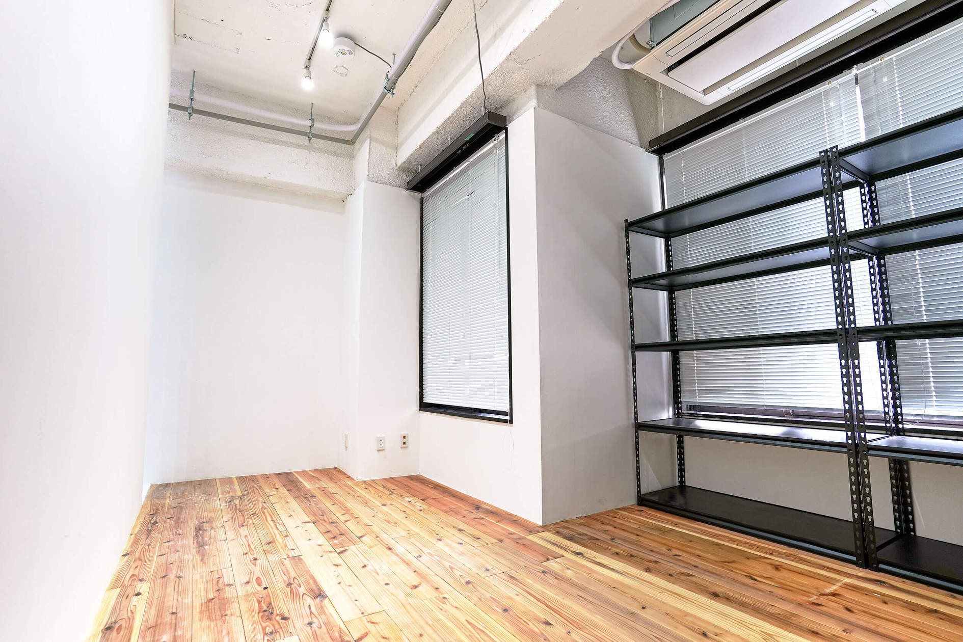 JR「川崎」駅から徒歩10分｜白ホリと黒背景が使える無料機材が豊富に揃った格安レンタル撮影スタジオの写真13