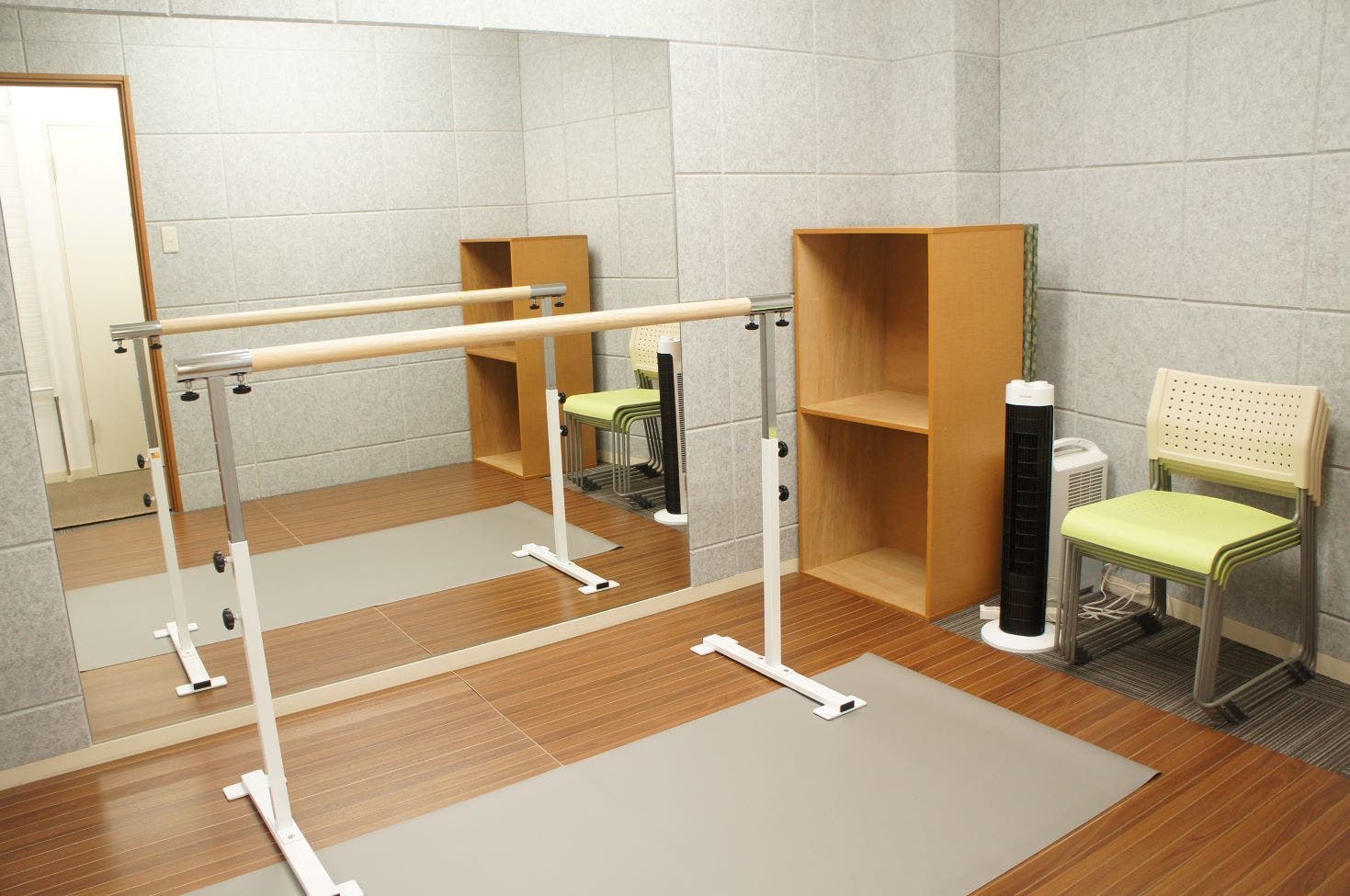 Cスタジオ／ダンスや楽器の個人練習に最適♪ 大型鏡に防音仕様の個室空間はスピーカーやモニターが使い放題!!の写真13