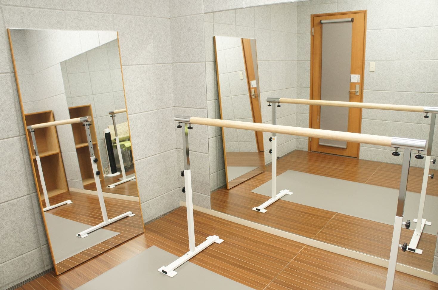 Cスタジオ／ダンスや楽器の個人練習に最適♪ 大型鏡に防音仕様の個室空間はスピーカーやモニターが使い放題!!の写真14