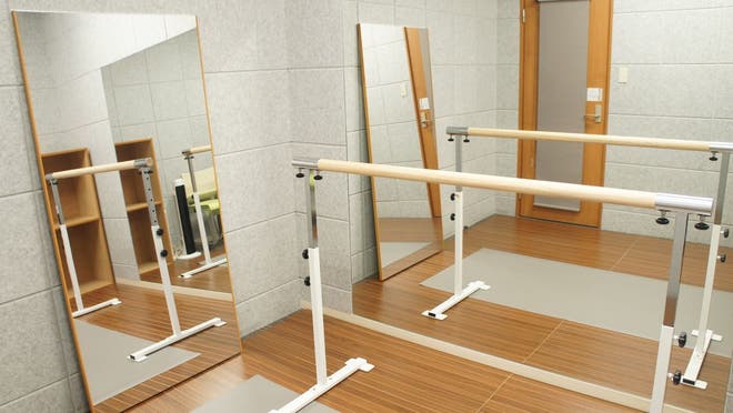 Cスタジオ/ダンスや楽器の個人練習に最適♪ 大型鏡に防音仕様の個室空間はスピーカーやモニターが使い放題!!の写真14