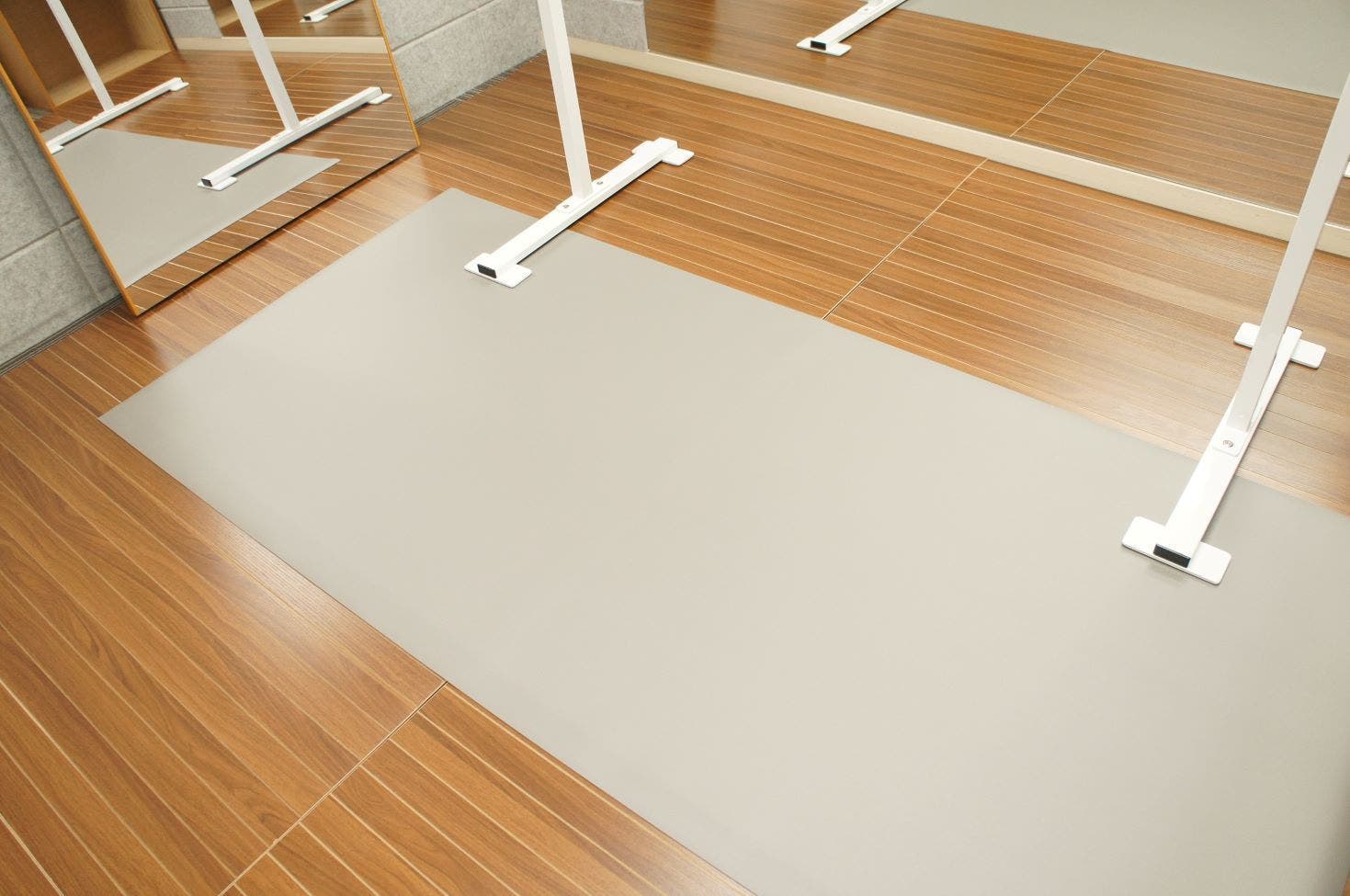 Cスタジオ／ダンスや楽器の個人練習に最適♪ 大型鏡に防音仕様の個室空間はスピーカーやモニターが使い放題!!の写真16