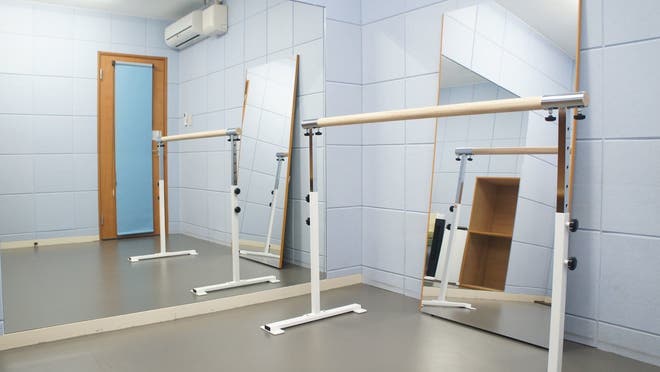 Aスタジオ/リノリウム床仕様でバレエの個人練習に最適♪ 大型鏡に防音仕様で各種ダンスにスピーカーが使い放題!!の写真1