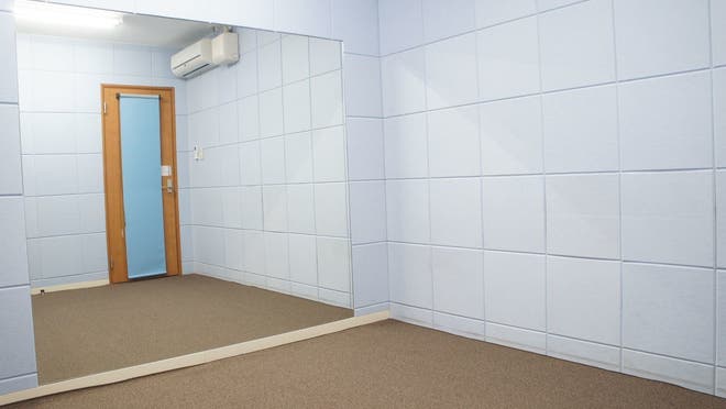 Aスタジオ/リノリウム床仕様でバレエの個人練習に最適♪ 大型鏡に防音仕様で各種ダンスにスピーカーが使い放題!!の写真4