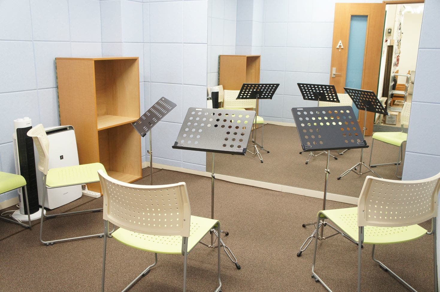 Aスタジオ／リノリウム床仕様でバレエの個人練習に最適♪ 大型鏡に防音仕様で各種ダンスにスピーカーが使い放題!!の写真6