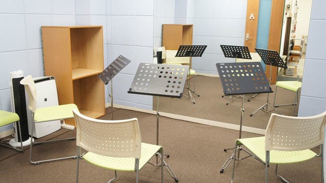 Aスタジオ/リノリウム床仕様でバレエの個人練習に最適♪ 大型鏡に防音仕様で各種ダンスにスピーカーが使い放題!!の写真6