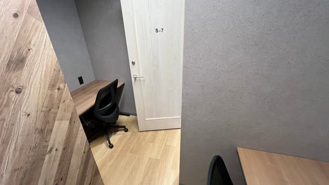 【S-7】2名個室(天井空きあり) 南越谷・新越谷駅から徒歩3分の貸会議室▼通話/動画イヤホン必須の写真1