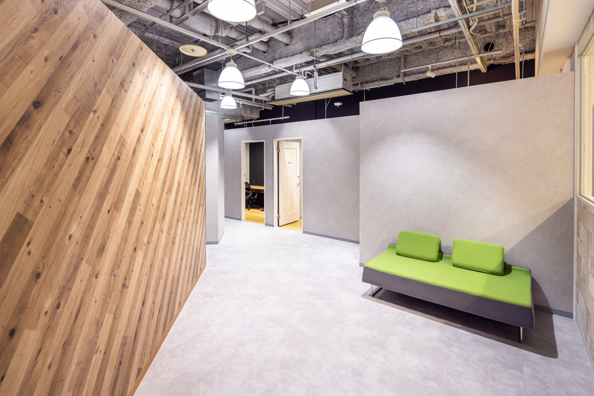 【S-7】2名個室(天井空きあり)　南越谷・新越谷駅から徒歩3分の貸会議室▼通話/動画イヤホン必須の写真11