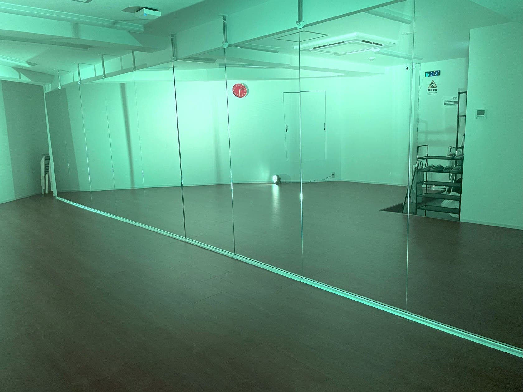 秋葉原駅・馬喰町駅等から徒歩数分！｜ワイド８．１ｍ大型ミラー！３９㎡フルリフォームスタジオ｜清潔感あるフローリング！の写真4