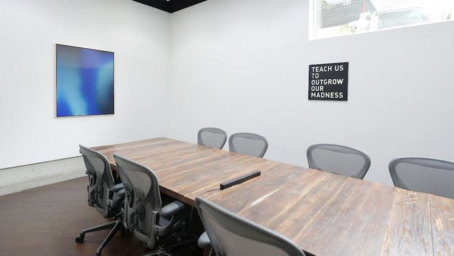 【外苑前徒歩5分】南青山のおしゃれなシェアオフィス内の会議室!天高・自然光◎VIP・取材対応に<現代アート/本棚常設/会議利用>の写真1