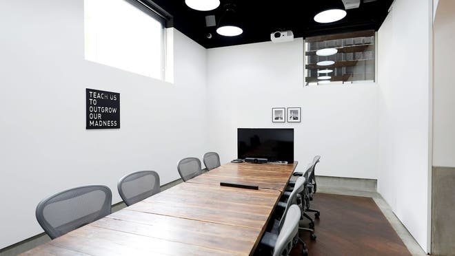 【外苑前徒歩5分】南青山のおしゃれなシェアオフィス内の会議室!天高・自然光◎VIP・取材対応に<現代アート/本棚常設/会議利用>の写真3