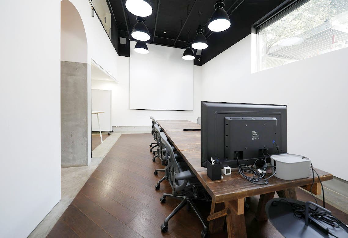 【外苑前徒歩5分】南青山のおしゃれなシェアオフィス内の会議室！天高・自然光◎VIP・取材対応に＜現代アート/本棚常設/会議利用＞の写真4