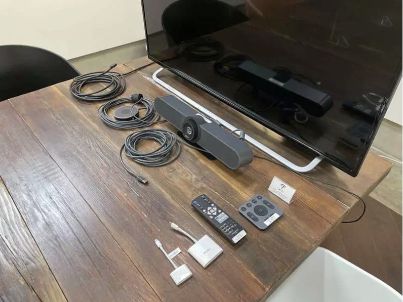 【外苑前徒歩5分】南青山のおしゃれなシェアオフィス内の会議室！天高・自然光◎VIP・取材対応に＜現代アート/本棚常設/会議利用＞の写真7