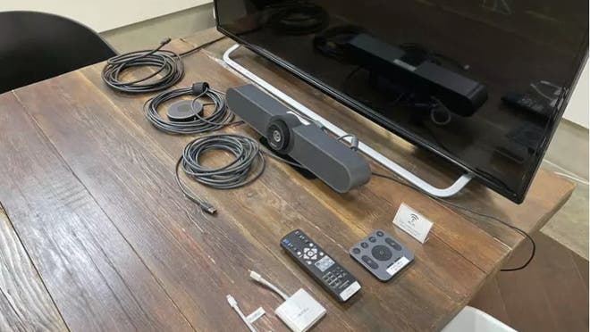 【外苑前徒歩5分】南青山のおしゃれなシェアオフィス内の会議室!天高・自然光◎VIP・取材対応に<現代アート/本棚常設/会議利用>の写真7