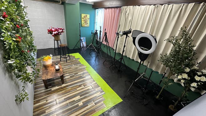 【控室有】モルタル・クンクリート・漆喰壁のある撮影スタジオ/コニカルスヌート/スワッグ/観葉植物/自然光の写真19