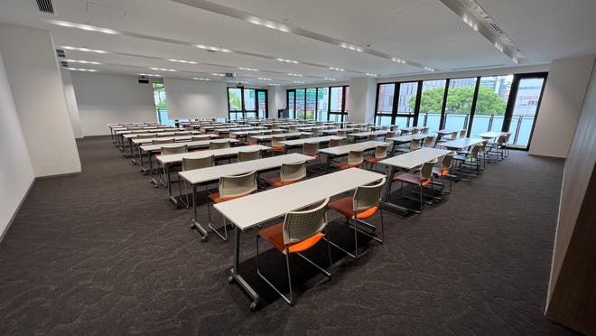 【西鉄福岡天神駅徒歩1分】立地良好!57坪(189㎡)スクール形式最大80名様着席、会議室、展示会利用に最適!の写真1