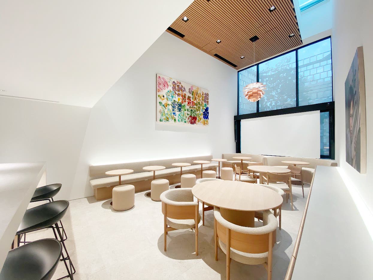 プロジェクター/スクリーン（140 inch）の画像1