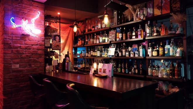 【下北沢駅/茶沢通り】落ち着いた内装の小さなカウンターバーです。ソファ席もあります◎の写真1