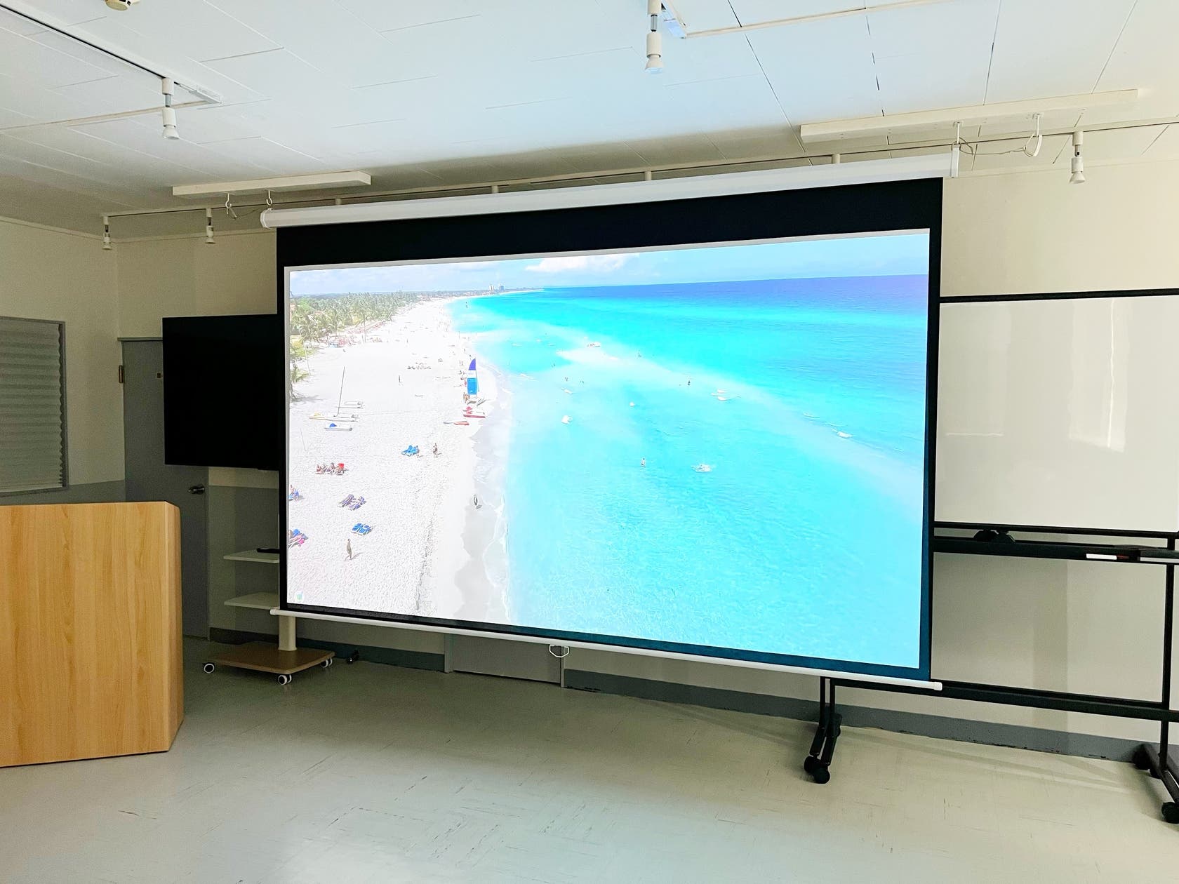 プロジェクター＆スクリーンの画像1