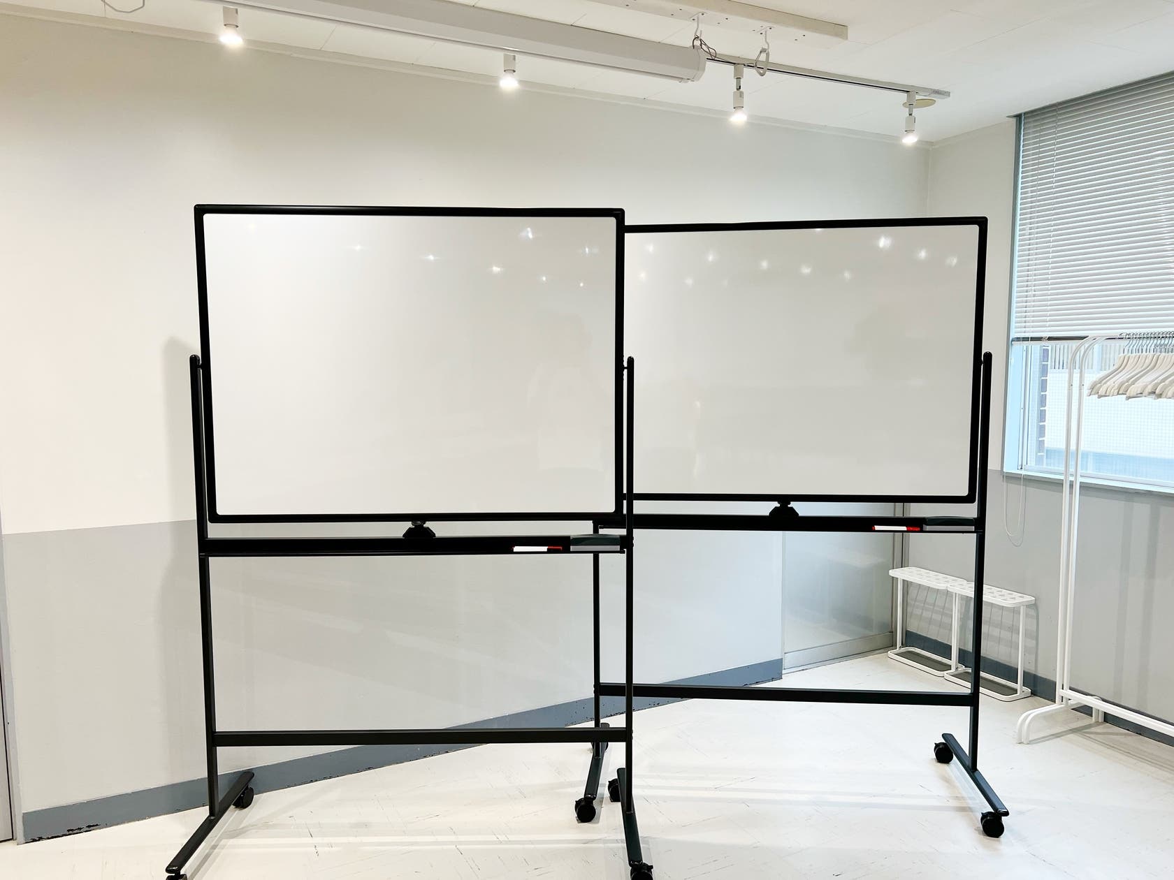 ホワイトボード（2台有、120センチ×90センチ）の画像1