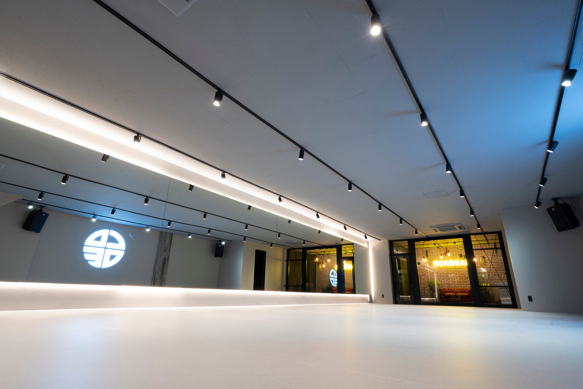 韓国から取寄せの照明でダンス練習や撮影・Live配信などに最適なスタジオの写真6