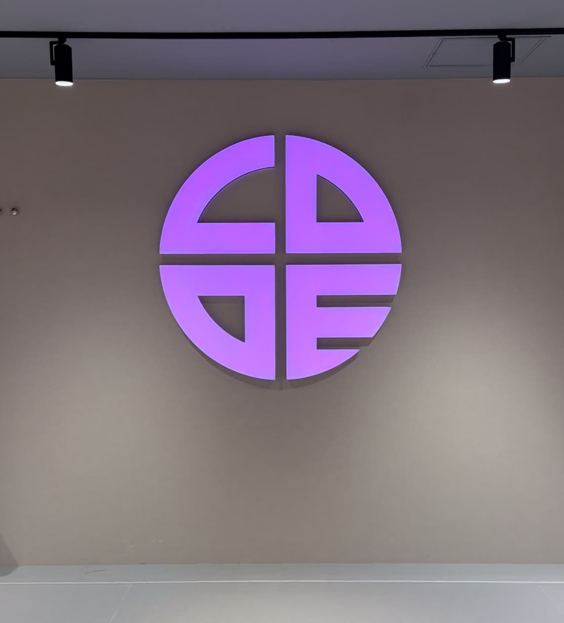 韓国から取寄せの照明でダンス練習や撮影・Live配信などに最適なスタジオの写真8