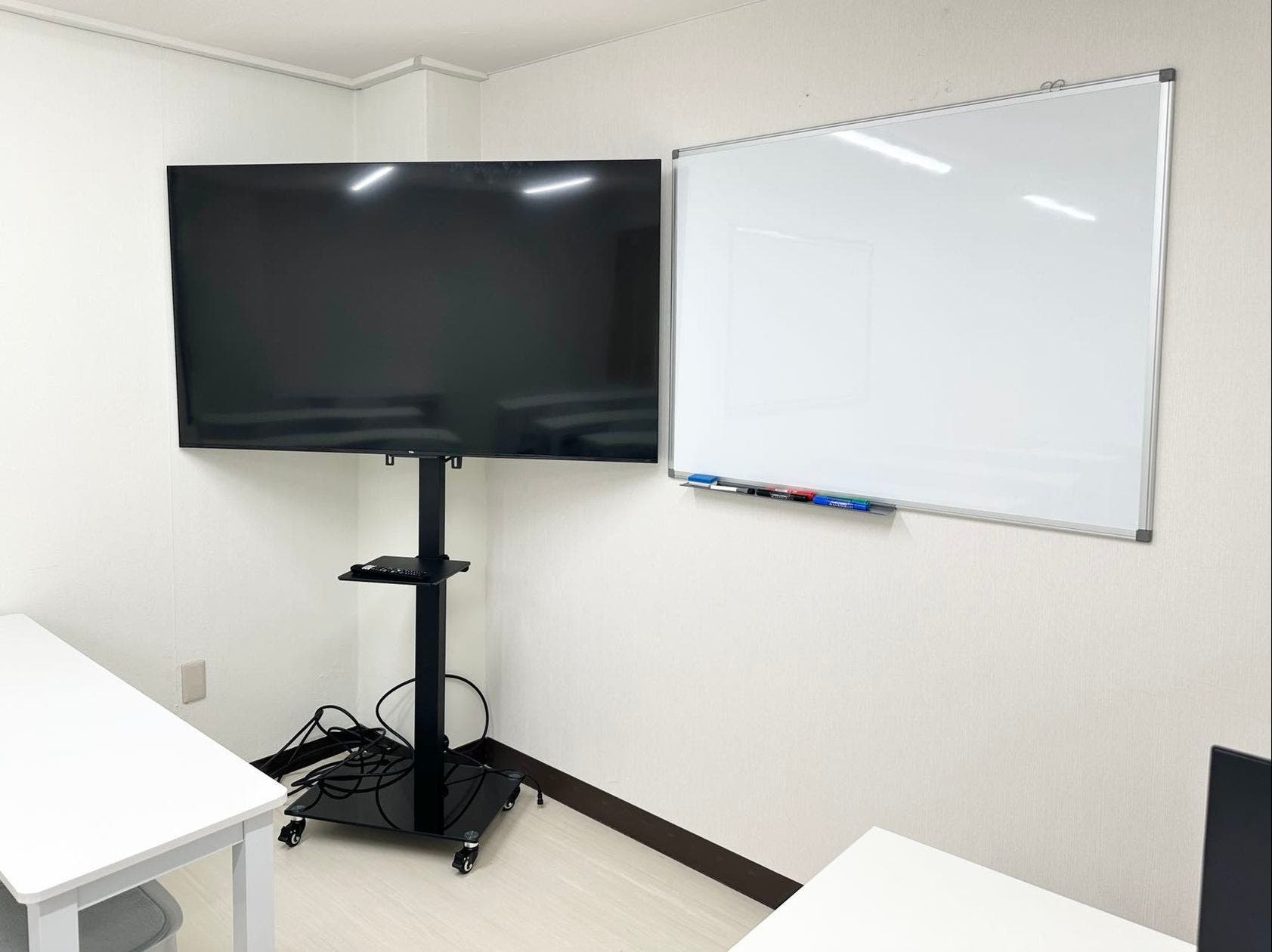 高田馬場平日 1,500円/1h★2A室、同ビル内に2部屋あり！最大16名着席でリーズナブルな貸会議室！の写真3