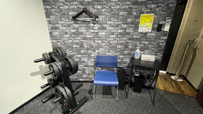 【ハコジム今川駅前店ルーム1】フリーウェイト中心の個室プライベートジム!人の目を気にせずフリーウェイトトレーニングをしよう!の写真4