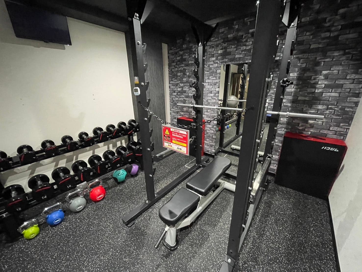 【ハコジム今川駅前店ルーム1】フリーウェイト中心の個室プライベートジム！人の目を気にせずフリーウェイトトレーニングをしよう！の写真5