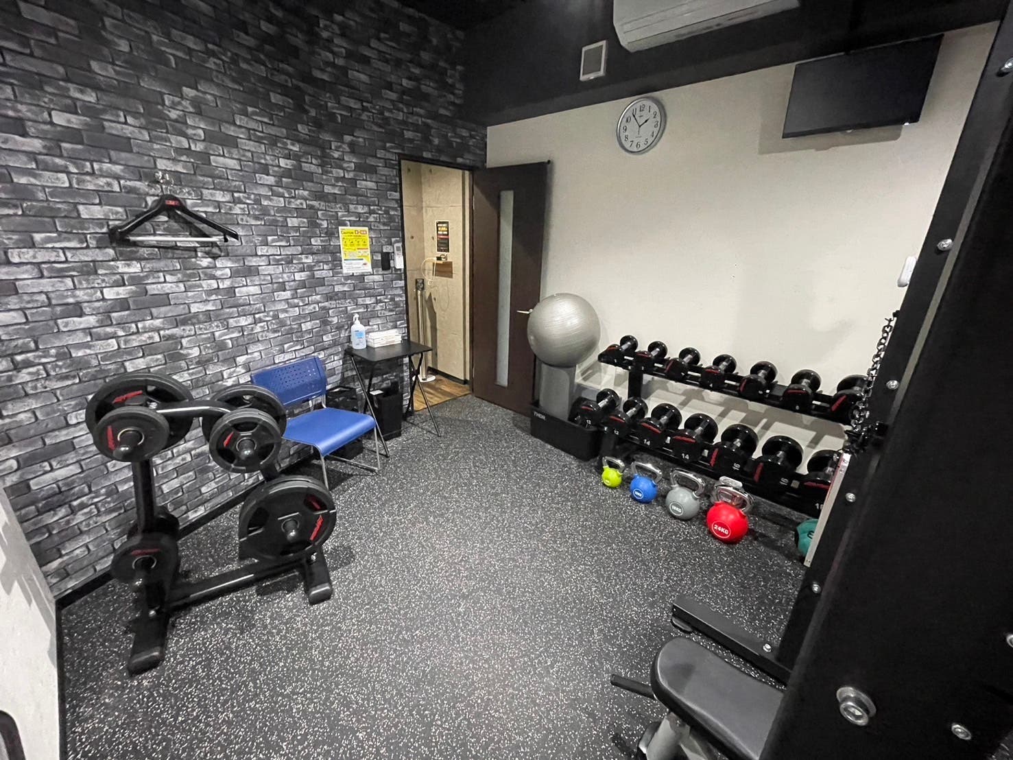 【ハコジム今川駅前店ルーム1】フリーウェイト中心の個室プライベートジム！人の目を気にせずフリーウェイトトレーニングをしよう！の写真6
