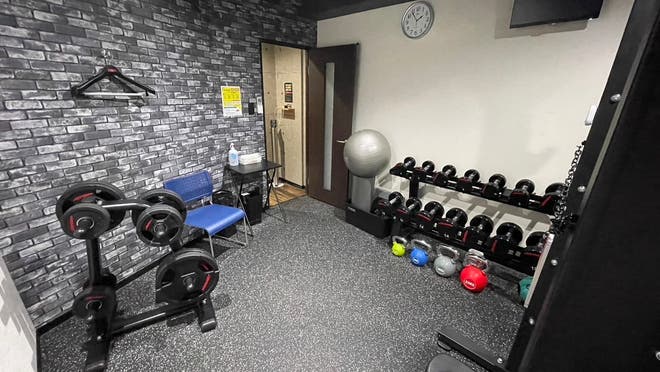 【ハコジム今川駅前店ルーム1】フリーウェイト中心の個室プライベートジム!人の目を気にせずフリーウェイトトレーニングをしよう!の写真6