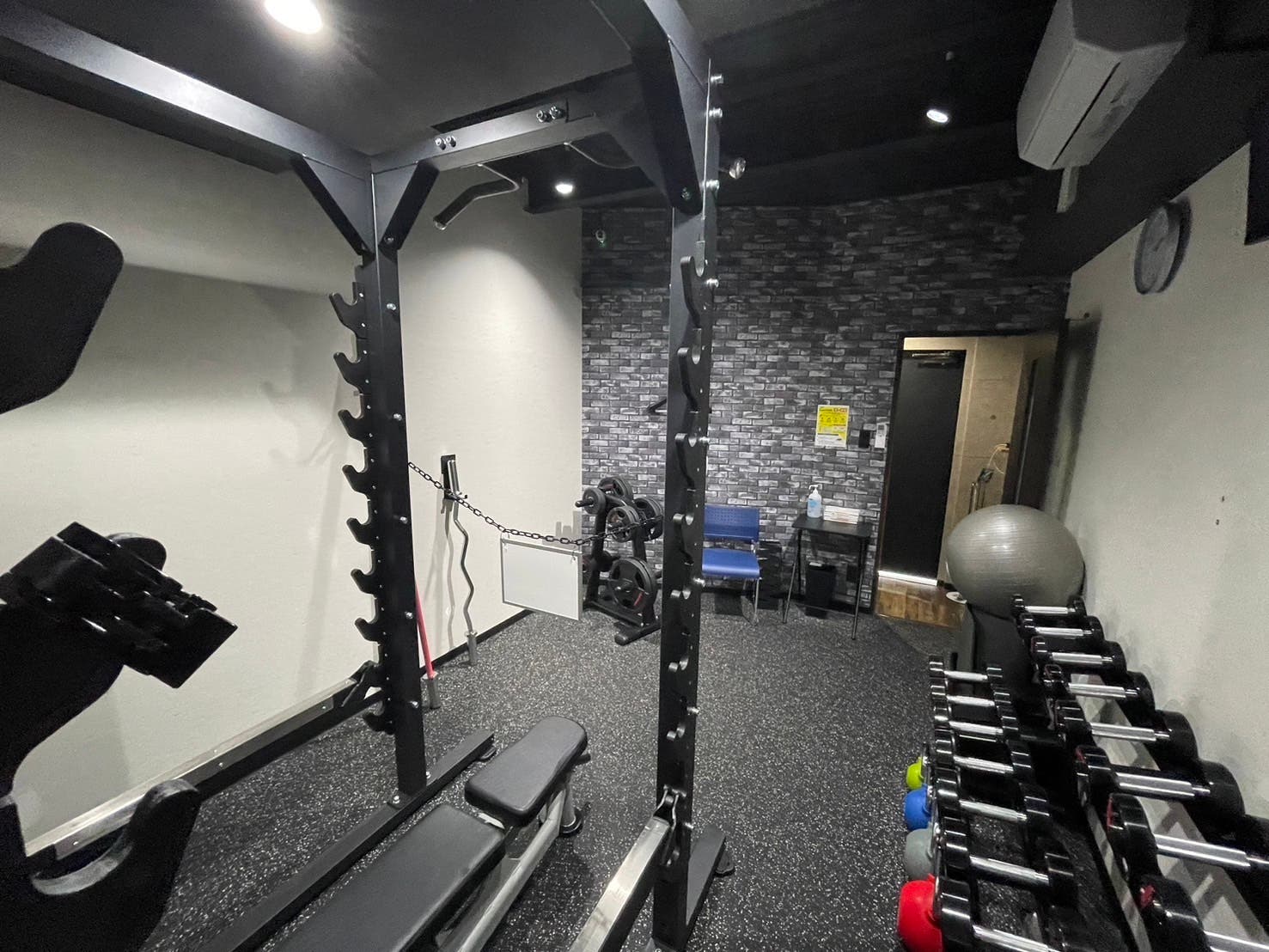 【ハコジム今川駅前店ルーム1】フリーウェイト中心の個室プライベートジム！人の目を気にせずフリーウェイトトレーニングをしよう！の写真7