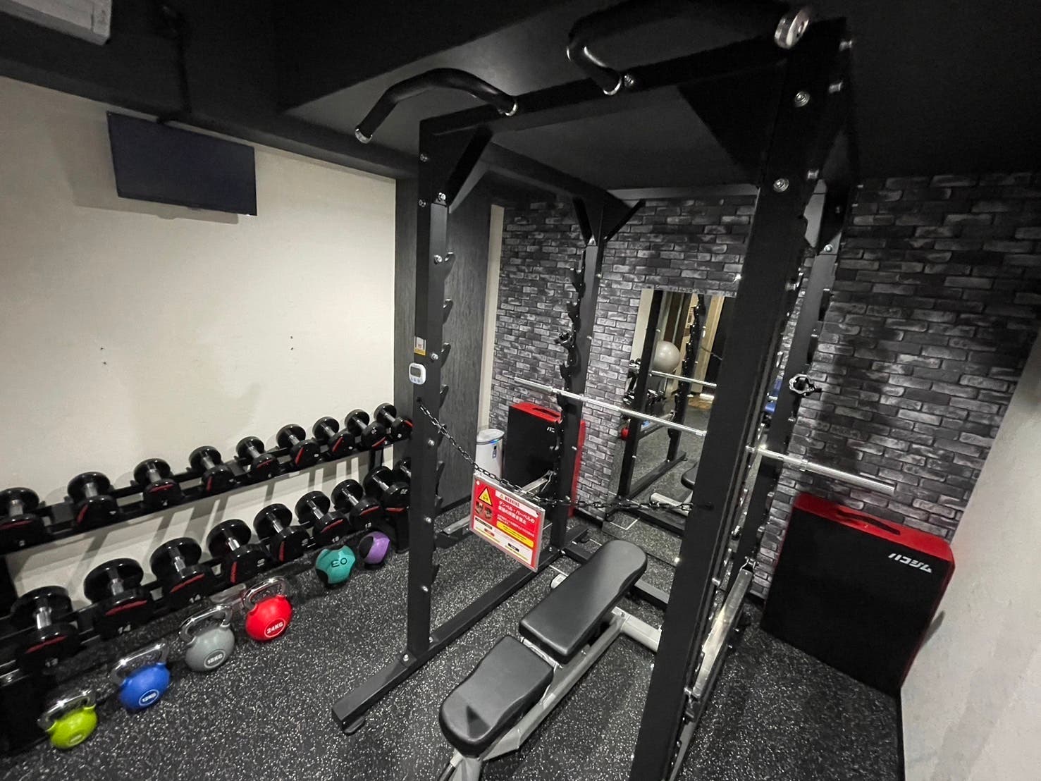 【ハコジム今川駅前店ルーム1】フリーウェイト中心の個室プライベートジム！人の目を気にせずフリーウェイトトレーニングをしよう！の写真9