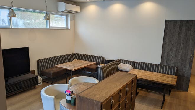 宜野湾市野嵩の住宅街にある隠れ家バー/完全個室/少人数の会議や打合わせ/Wi-Fi完備/YouTube撮影/ロケ撮影の写真1