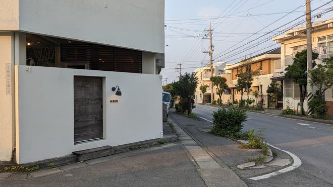 宜野湾市野嵩の住宅街にある隠れ家バー/完全個室/少人数の会議や打合わせ/Wi-Fi完備/YouTube撮影/ロケ撮影の写真4