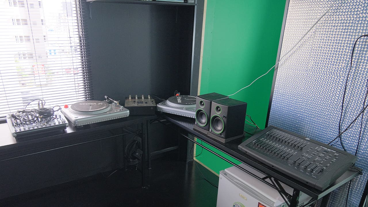 【大阪/京橋駅近】白背景紙、グリーンバック、黒バック、照明エフェクト、プロジェクターなど様々な撮影ができるホリゾント撮影スタジオの写真11