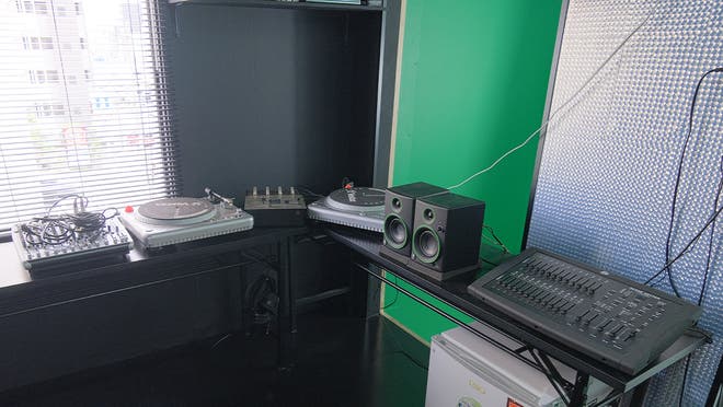 【大阪/京橋駅近】白背景紙、グリーンバック、黒バック、照明エフェクト、プロジェクターなど様々な撮影ができるホリゾント撮影スタジオの写真11