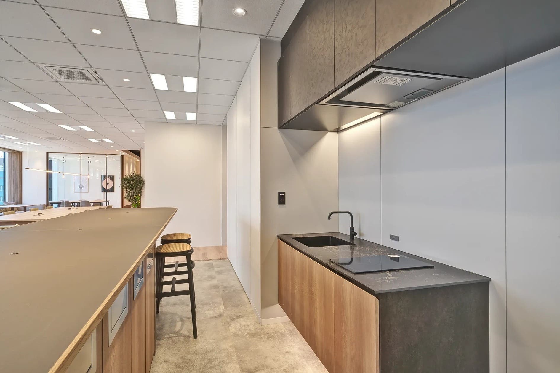 【浜松町駅5分】120人収容可能、交流会/ セミナー/パーティー、大型会議室/テレブース3室/ WiFi完備の写真6