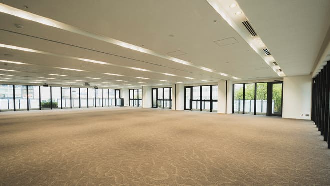 【西鉄福岡天神駅徒歩1分】立地良好!100坪(336㎡)スクール形式最大168名様、会議室、展示会利用に最適!の写真1