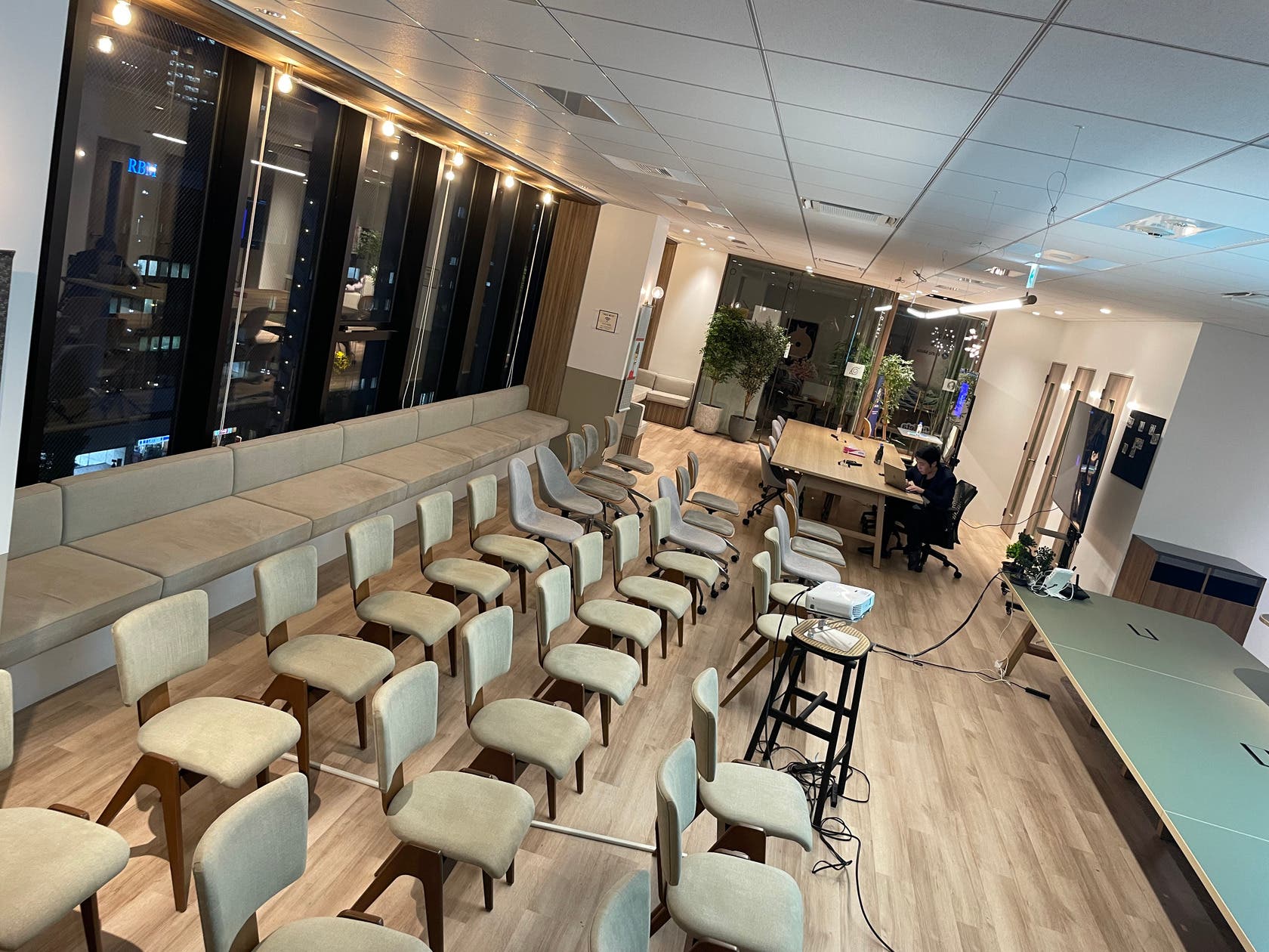 【浜松町駅5分】120人収容可能、交流会/ セミナー/パーティー、大型会議室/テレブース3室/ WiFi完備の写真18