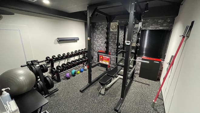 【ハコジム森小路店ルーム3】フリーウェイト中心の個室プライベートジム!人の目を気にせずフリーウェイトトレーニングをしよう!の写真1